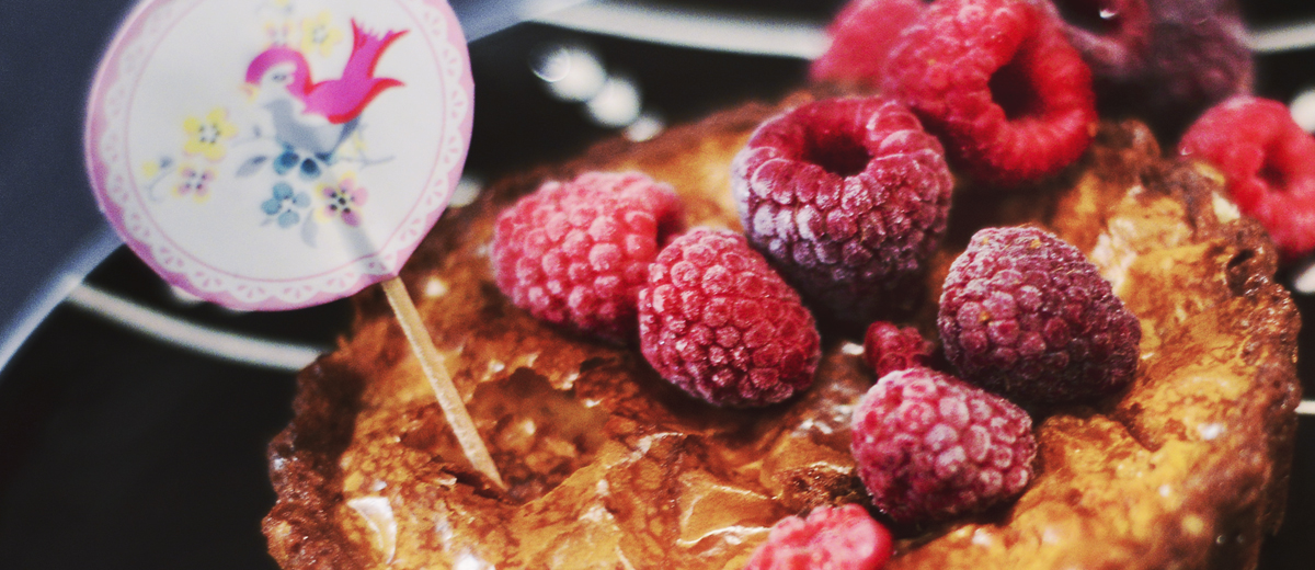 Saffranskladdkaka med vit choklad & hallon • ADARAS Blogazine